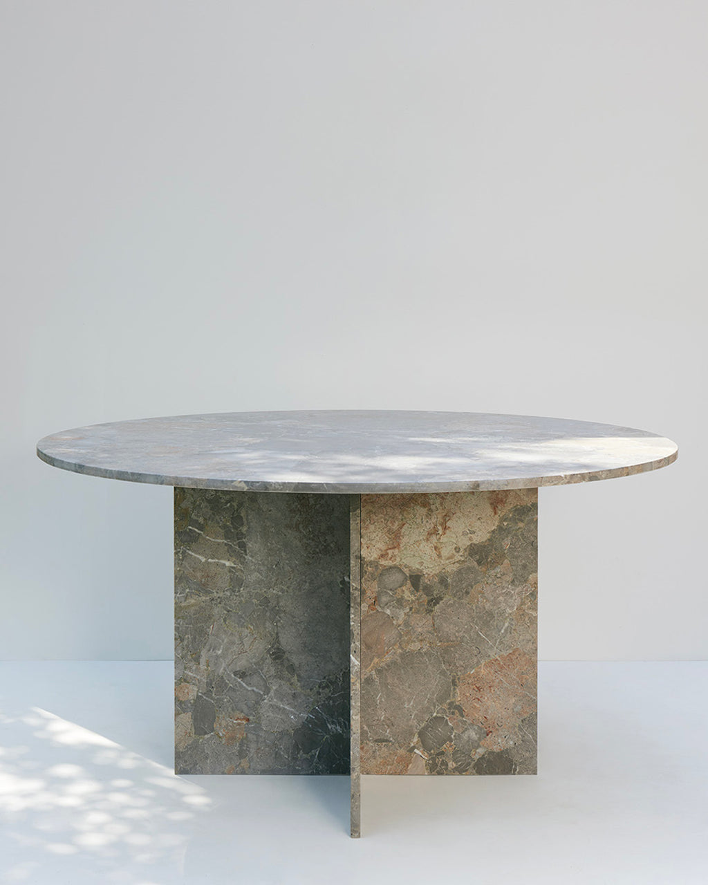 Trofi Round Marble Dining Table in Multi-Coloured Maroon – Modern Metier